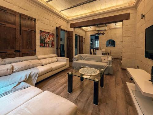 5 Bedroom Townhouse With Rooftop Terrace 20m From Sliema Promenade - Valletta