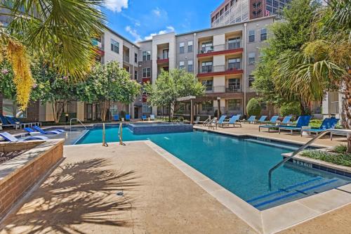 Sunlit Midtown Suite Pool, Gym Bliss - Northwood Hills - Dallas