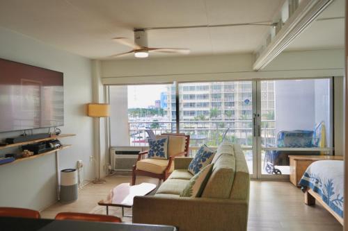 Ilikai Hotel Condo With Kitchen And Ocean View - Honolulu