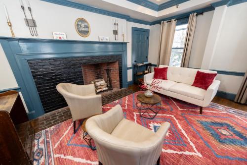 Forest Room: The Inn At Fireside Tavern Sherborn - Weston, MA