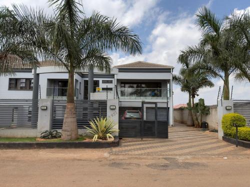 A Spacious Modern 3-bedroom Ground-floor Villa In Mount Pleasant Heights - 2366 - Harare