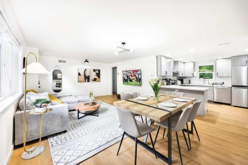 Newly Modern 4br2ba Rambler By Super Market - Bothell, WA