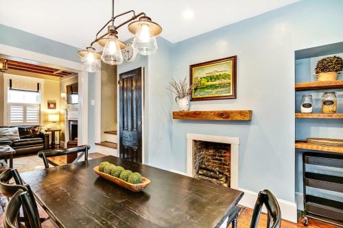 Urban Charm 4br-2br Retreat With Patio & Parking - Philadelphia, PA
