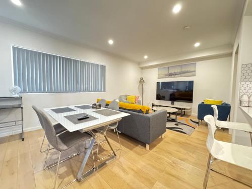 Blissful Modern Apartment - Belmont