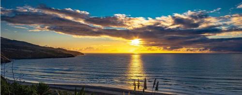 Raglan Best West Retreat, Walk To Beach - Raglan