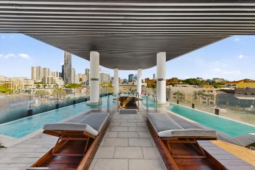 Alfred Street Retreat - 2br With Parking A Pool & Gym - Spring Hill