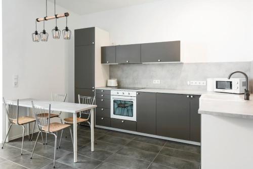 Groundfloor With Private Entrance, 55 Sqm, 4 Beds - Berlin