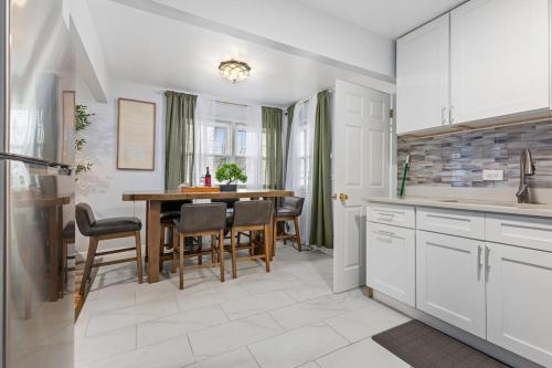 Downtown Naperville Retreat With King Bed Near Riverwalk Dedicated Workspace Free Garage Parking Pat - West Chicago, IL