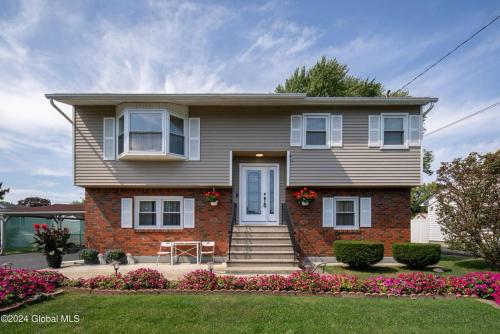 Bright & Spacious Apartments Near Albany Airport - Albany, NY