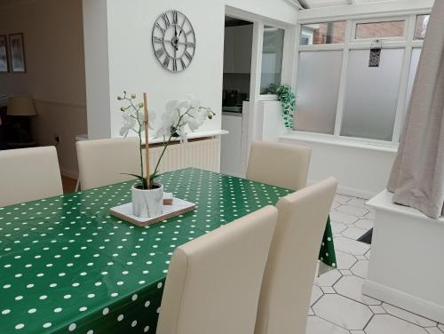 3br House With Garden Near Bicester Village - Bicester