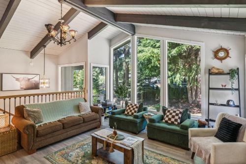 Modern Forest Escape, Near Lake Stevens & Hikes - Lake Stevens, WA