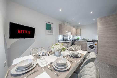 3 Br House, Driveway Parking, Modern Comfort - Stevenage