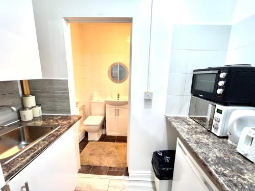 Ensuite Apartment With Small Kitchenette, Private Bathroom And Parking - Ilford