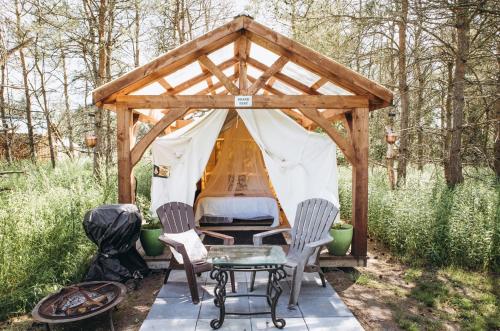 Dreamers Writing Farm, 3 Wooded Acres, Hepworth - Ontario