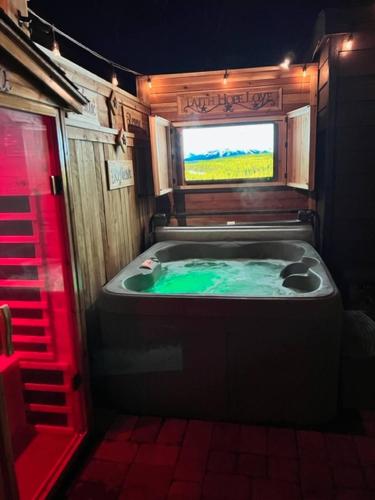 Tahoe Studio Spa With Hot Tub And Sauna - Reno, NV