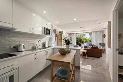 Classic Coastal Escape - 1 Bedroom Ocean Views - Maroochydore