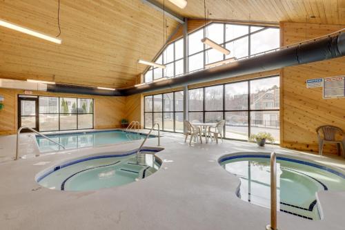 Summit Perks W/ Year-round Pool! Gatlinburg Condo - Gatlinburg, TN