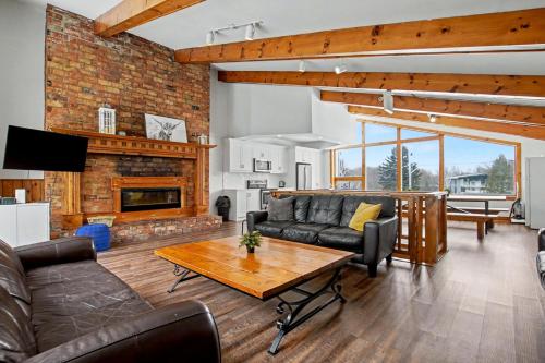 Birch View- Balcony-backyard-parking-sauna-sleeps 20 - The Blue Mountains