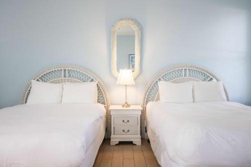 Deluxe Queen At The Curry Mansion - Parking & Heated Pool! - Key West, FL