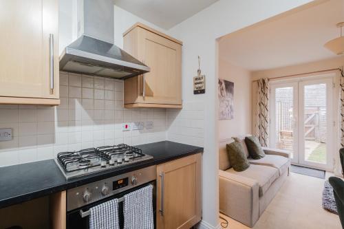 Spacious 4 Bed House With 3 Bathrooms & Parking - Bedford