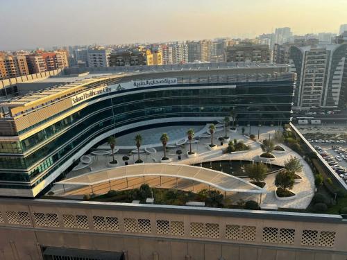 Comfortable Queen Room, Dubai City View, Private & Peaceful, 8 Mints Walk To Dubai - Sharjah