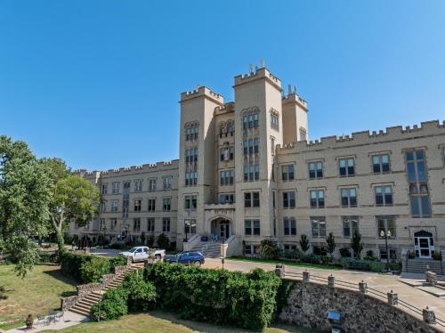 Cozy Suite Inside Historic Marymount College 200a - Salina, KS