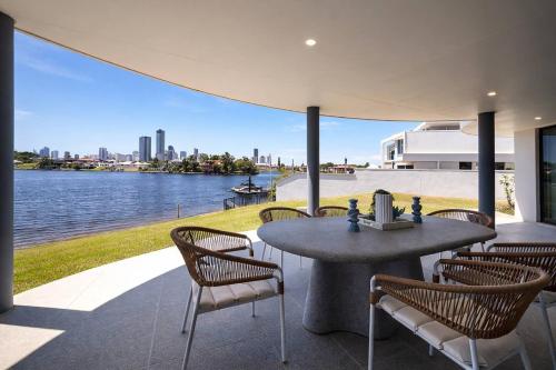 Stylish Canalfront Paradise With Designer Interiors - Broadbeach