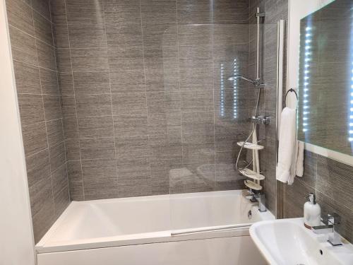 Luxury 2 Bedrooms Apartment With Free Secured Parking Rugby - Rugby