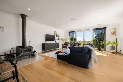 Shehan & Stone - Entertainer In The Heart Of Town - Beechworth