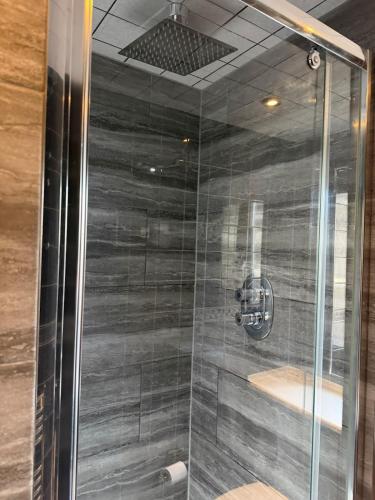 Entire 2 Bed House In London Area - Parking - Sleeps 5 - Watford