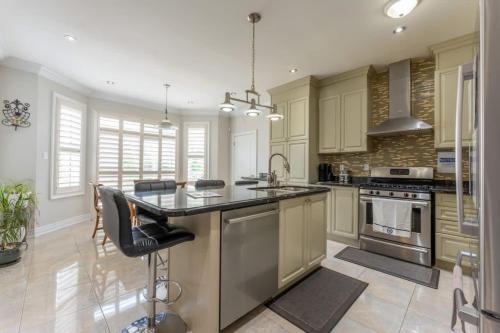 Spacious 7br Home With Private Yard & Fast Wifi! - Brampton