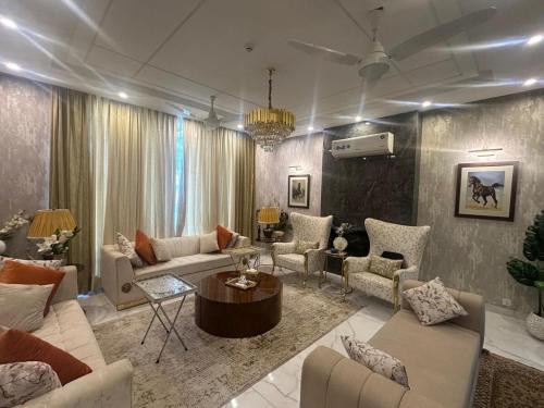 I Kanal Ultra Luxurious House With Private Cinema In Dha Phase 6 - Lahore