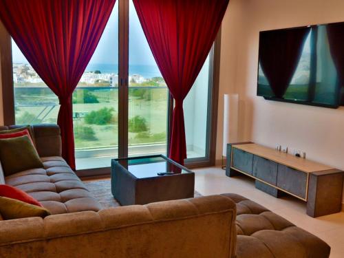 Modern 2br Oasis - Balcony With Sea View - Mascate