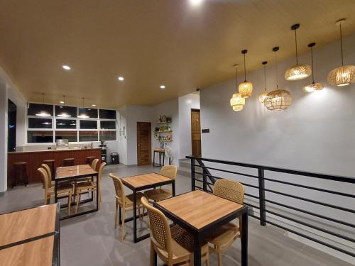 Elisha's Guest House - Coron