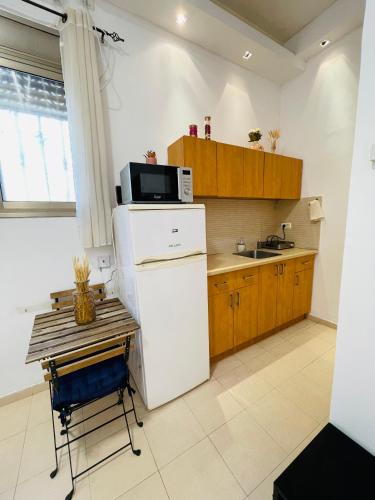 Dotan's Boutique Studios - By Bograshov Beach! - Tel Aviv