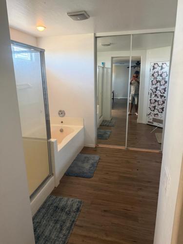 West Phoenix Master Room Bennet - Phoenix, AZ