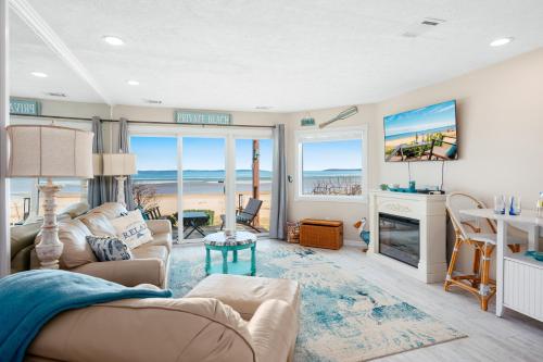 Coastal Serenity 108 Beachfront Condo Near Downtown - エルク・ラピッズ, MI