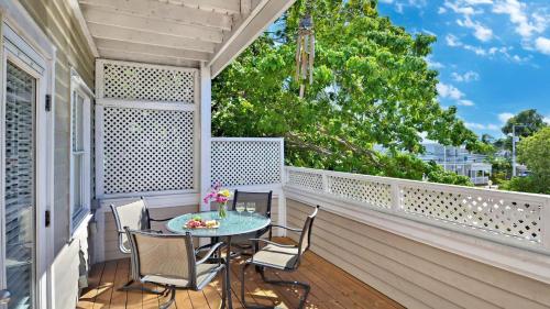 Duval Breeze By Avantstay - Key West, FL