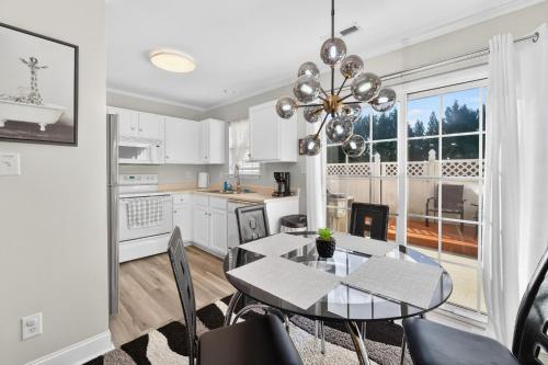 Executive & Luxury 2-bedroom Townhouse With Pool - Greensboro, NC