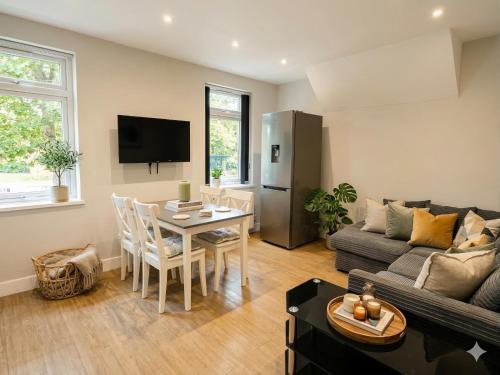 Central 3 Beds With Parking - Reading