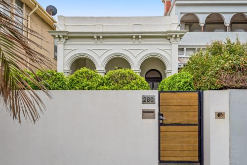 Complete Host Middle Park House - St Kilda