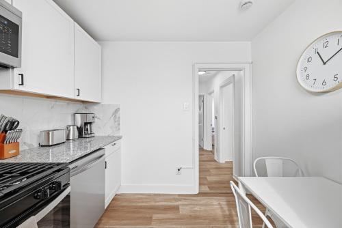 Dormont, Pittsburgh !B Modern And Spacious Private Bedroom With Shared Bathroom - Pittsburgh, PA