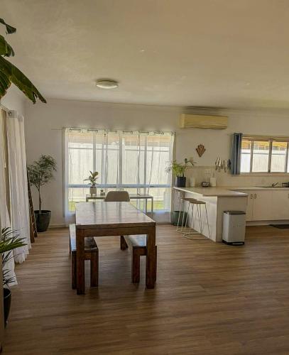 Your Pet Friendly Home Away From Home In Yeppoon Sleeps 10 - Yeppoon