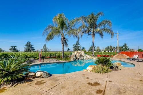 Near Wineries: Elk Grove Getaway W/ Saltwater Pool - Elk Grove, CA