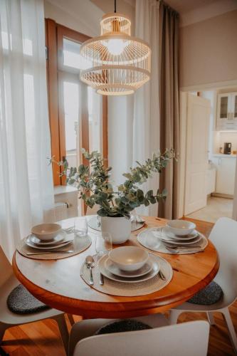 Elegant, 2 Rooms, Balcony, Kitchen - Dresden
