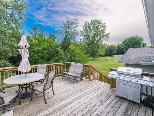 Luxury 4 Bedroom Home With Heated Garage And Deck Near Peoria Airport - Peoria, IL