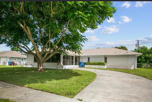 Spacious Home In Sunny Palm Bay Near Space Coast - Palm Bay
