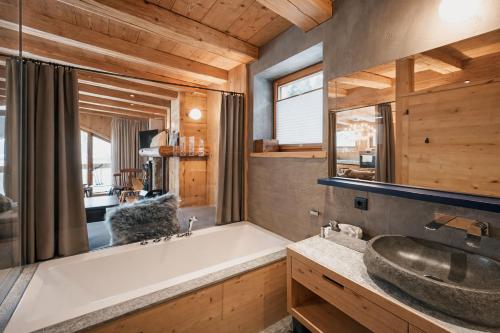 Golf Suite - Penthouse, Balcony & Sauna Access - Zillertal