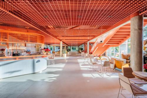 Almenat Embu Das Artes, Tapestry Collection By Hilton - Embu