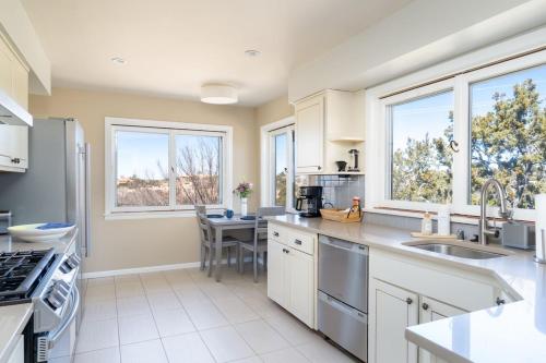 Mid-century Modern, 3 Min Drive To Plaza - Lake Katherine, NM